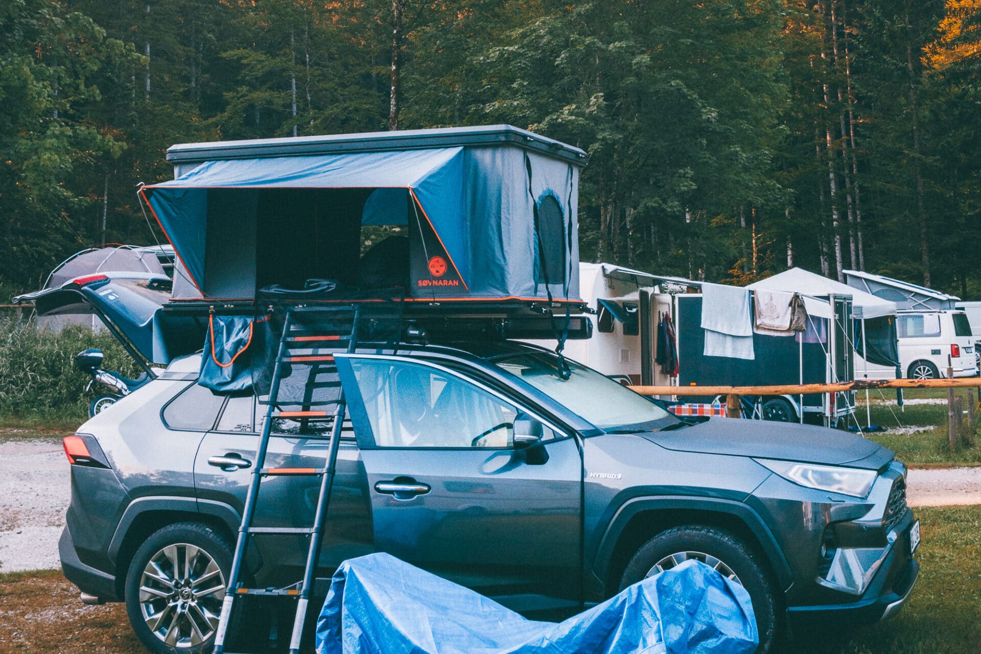 [2023] Střešní stan na auto: Jak vybrat a naše zkušenosti