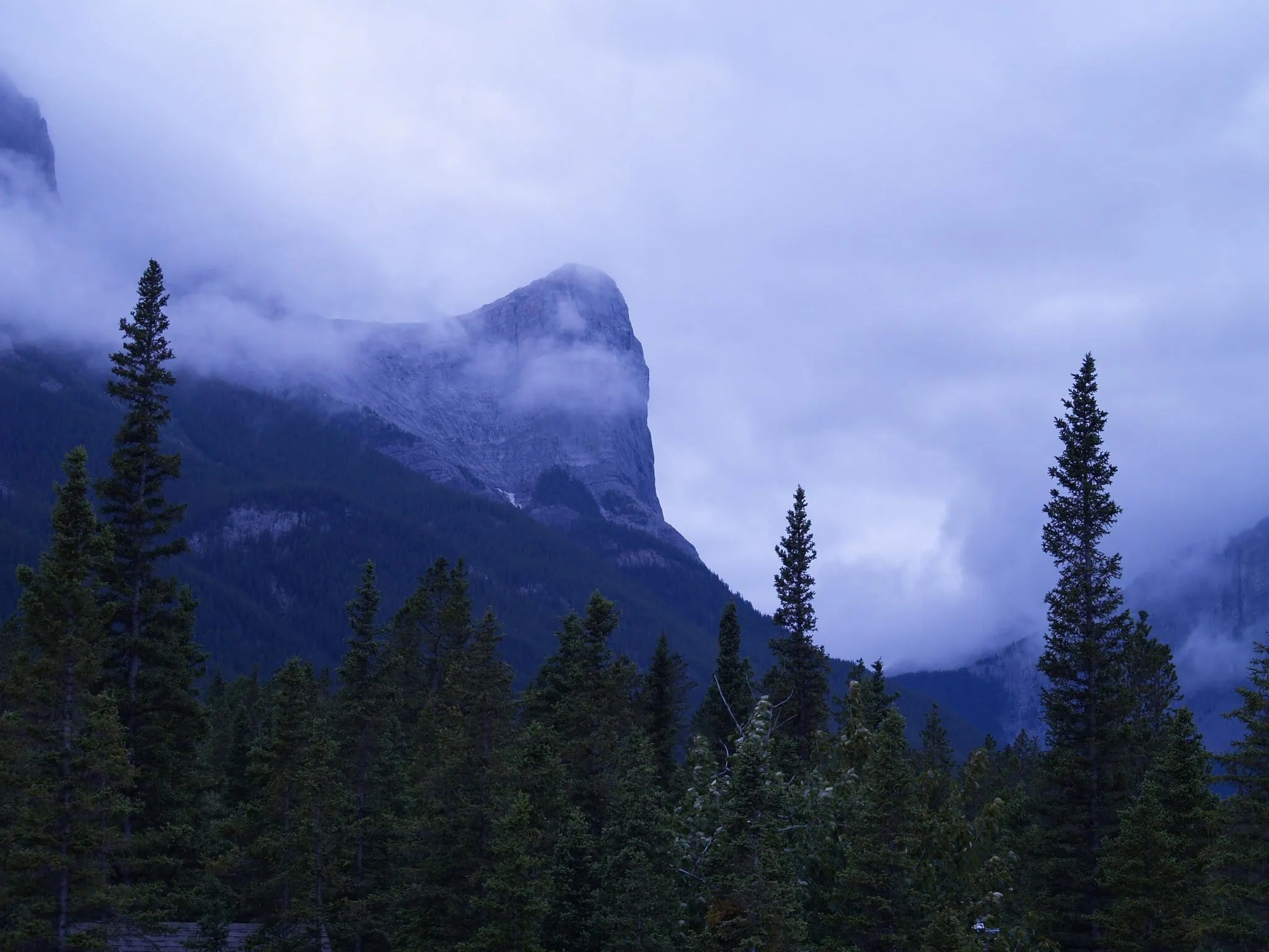 Canmore vs. Banff: Kde se ubytovat ve Skalistých horách (srovnání 2026)