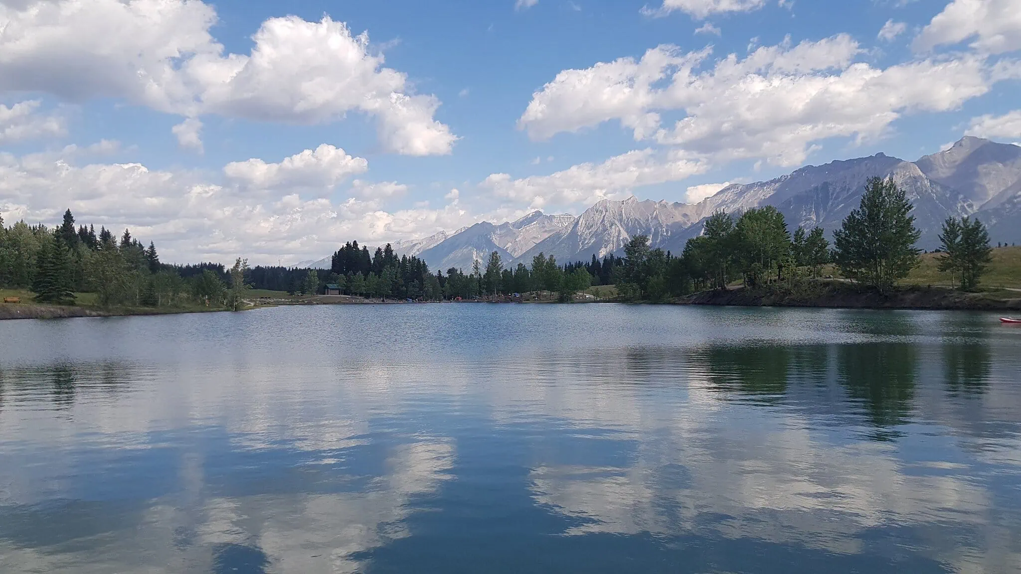 Canmore vs. Banff: Kde se ubytovat ve Skalistých horách (srovnání 2026)